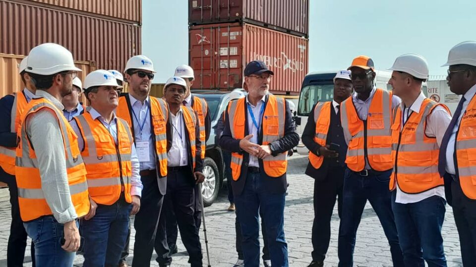 Port autonome de Conakry : une délégation du MEDEF visite les ...