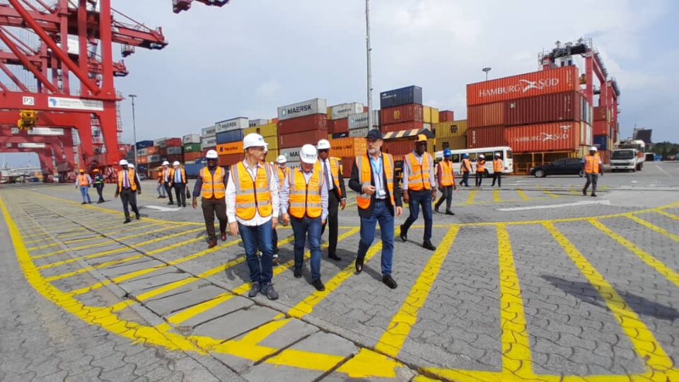 Port autonome de Conakry : une délégation du MEDEF visite les ...
