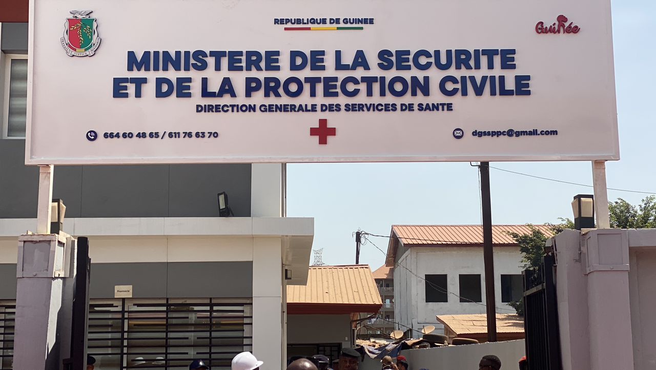 Kaloum : le ministre Bachir Diallo inaugure un centre hospitalier dédié ...