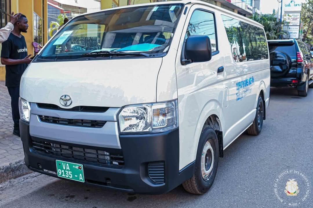 Guinée : UNICEF offre un minibus de 15 places au tribunal pour enfants ...